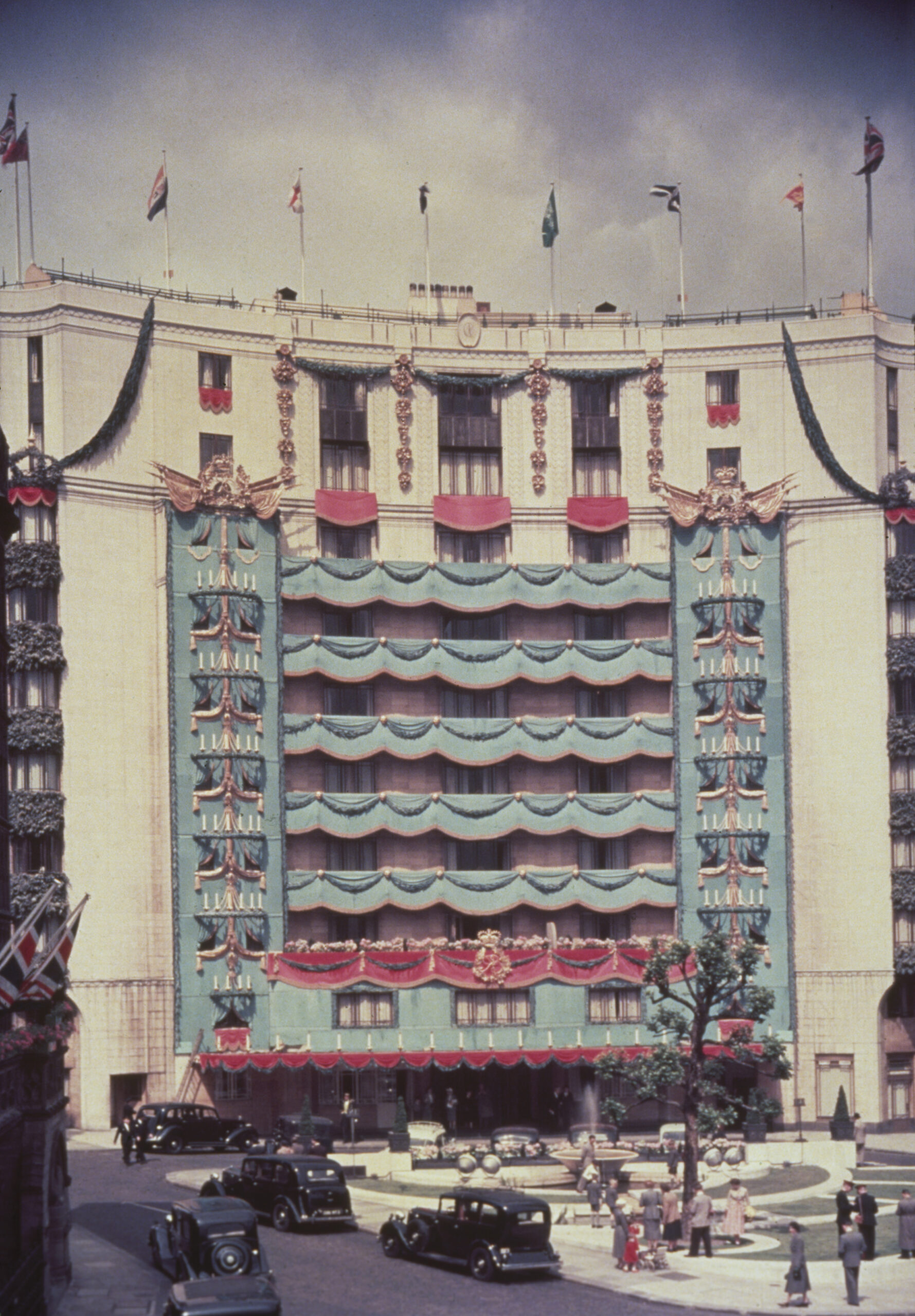 THE DORCHESTER RECREATES 1953 CORONATION DECORATIONS ON ITS FAMOUS ...